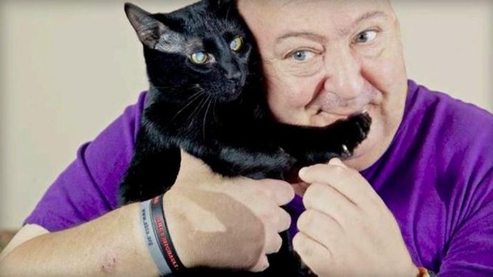 Blake, il gatto che ha salvato il suo umano mordendogli i piedi